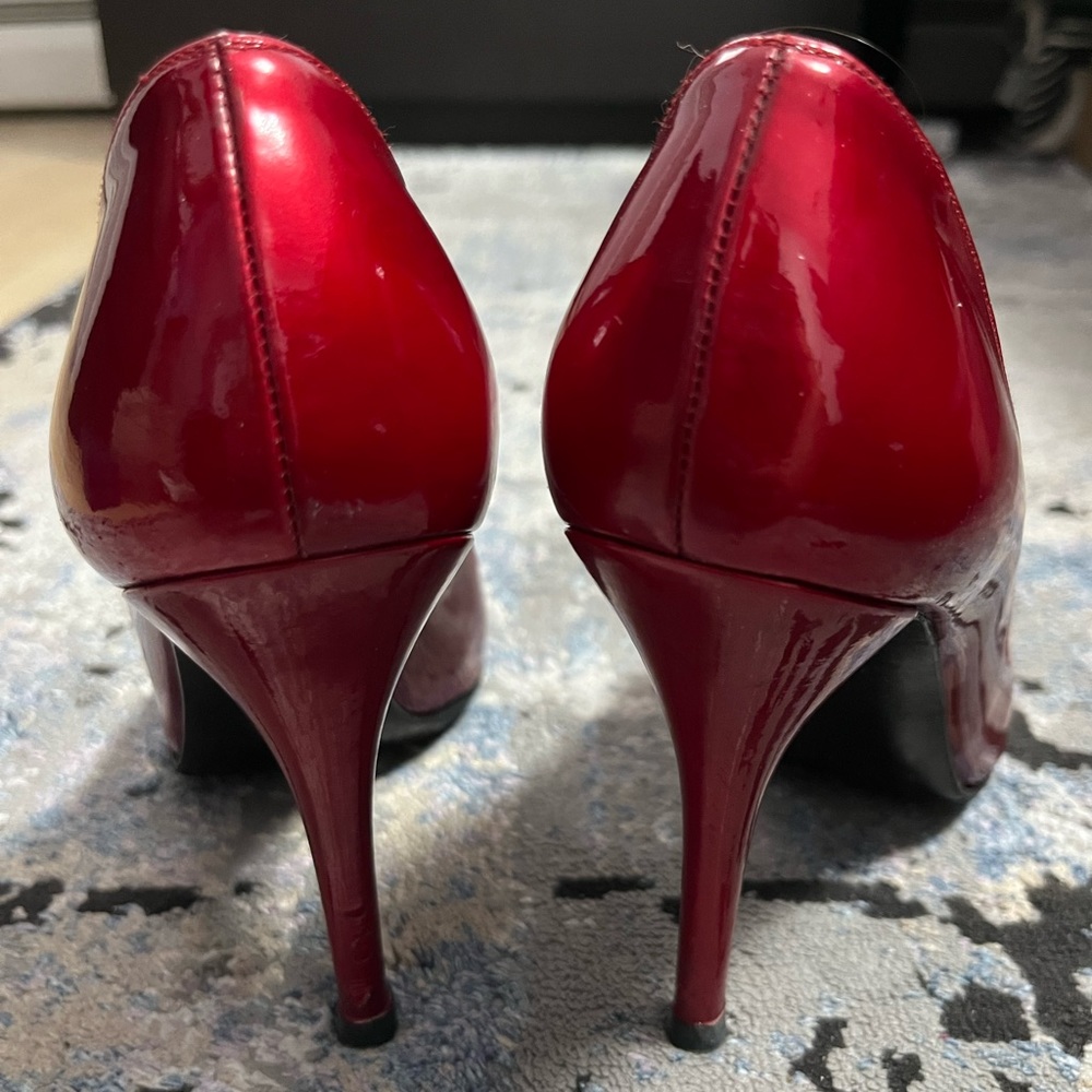 Stuart Weitzman Fever Pumps Patent Red Quasar 4.25” - Gem